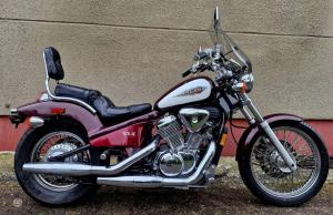 Sarkans Honda VT Shadow 1999 Kauņa, ar dzinēja tilpumu 0.60 L un nobraukumu 18 tūkst. km par 2150 €, foto  vietnē AUTOMOTO.COM.LV