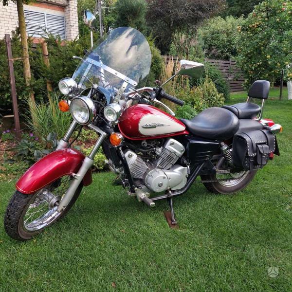 Sarkans Honda VT Shadow 2000 Kauņa, ar dzinēja tilpumu 0.13 L un nobraukumu 28 tūkst. km par 3250 €, foto 1 vietnē AUTOMOTO.COM.LV