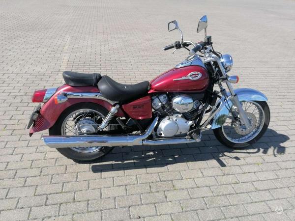 Red Honda VT Shadow 2005 in Marijampole, with an engine capacity of 0.13 L and mileage of 26 thousand km for 3750 €, photo 1 on AUTOMOTO.COM.LV
