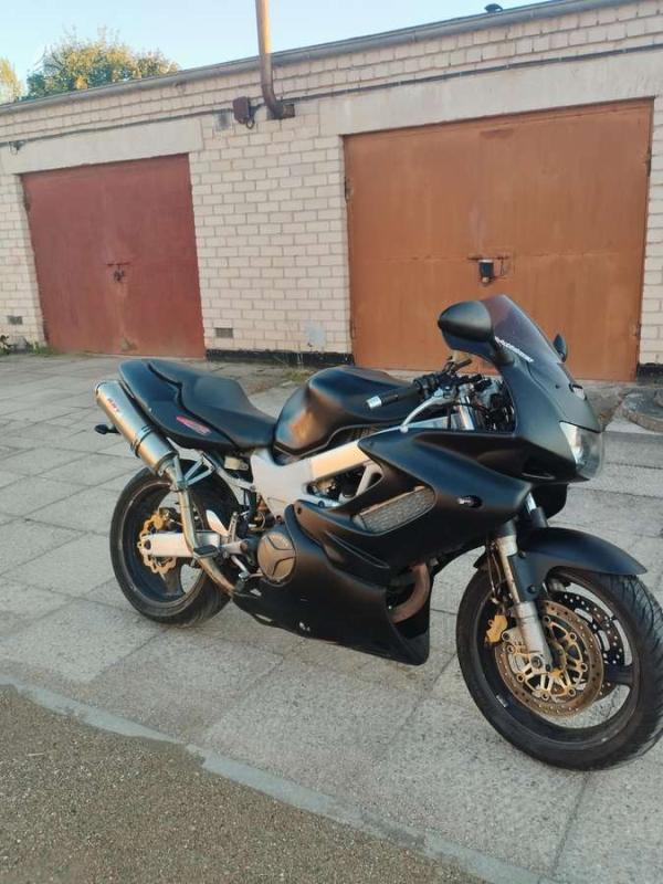 Black Honda VTR 1000 1999 in Kaunas, with an engine capacity of 1.00 L and mileage of 37 thousand km for 1400 €, photo 1 on AUTOMOTO.COM.LV