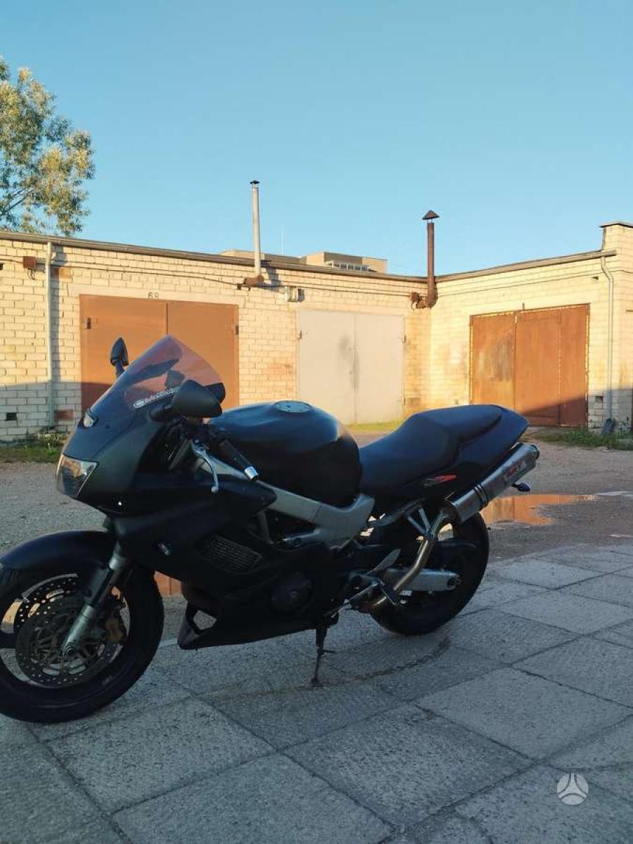 Black Honda VTR 1000 1999 in Kaunas, with an engine capacity of 1.00 L and mileage of 37 thousand km for 1400 €, photo 3 on AUTOMOTO.COM.LV