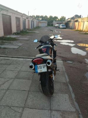Black Honda VTR 1000 1999 in Kaunas, with an engine capacity of 1.00 L and mileage of 37 thousand km for 1400 €, photo 4 on AUTOMOTO.COM.LV