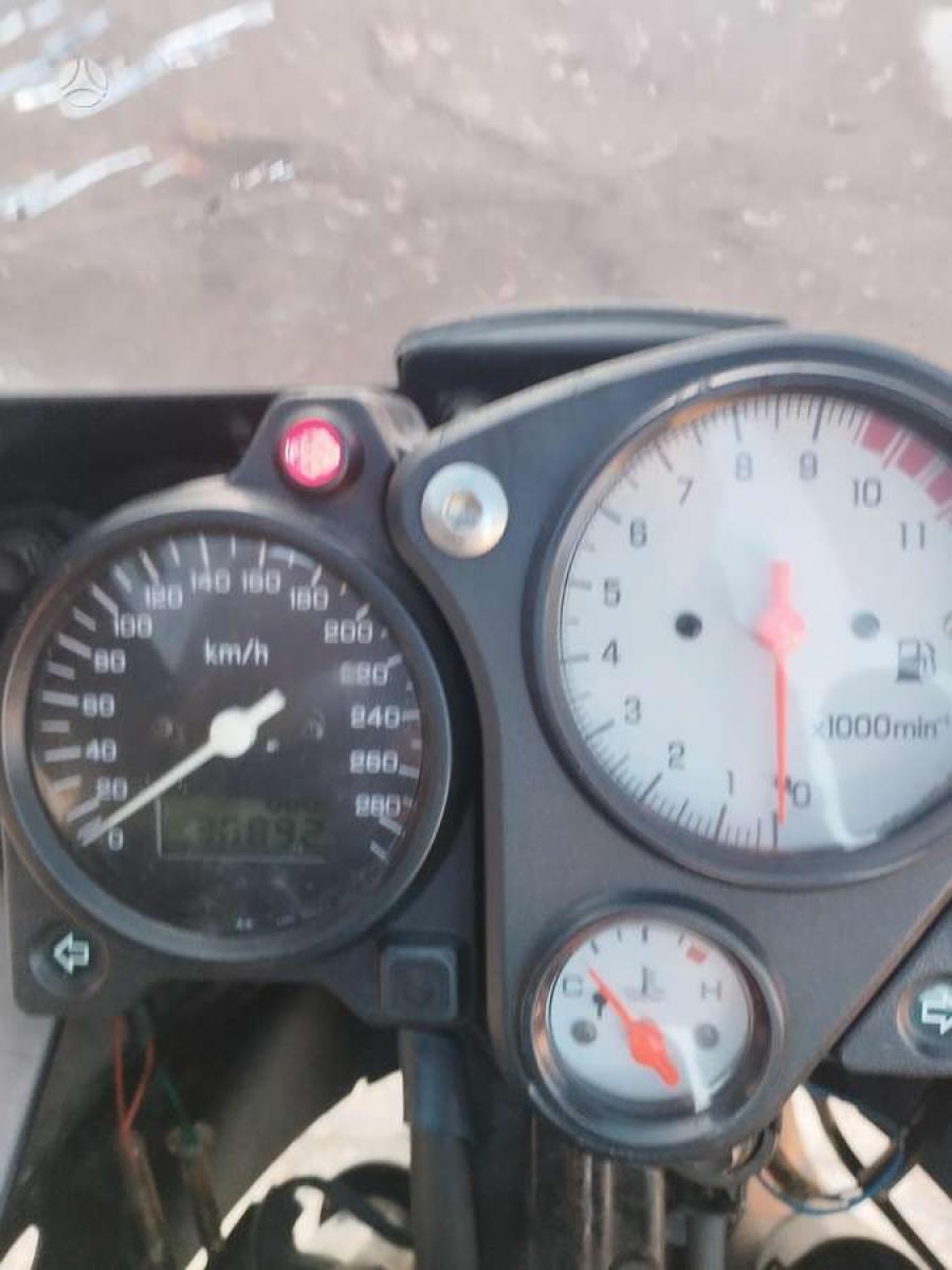 Black Honda VTR 1000 1999 in Kaunas, with an engine capacity of 1.00 L and mileage of 37 thousand km for 1400 €, photo 7 on AUTOMOTO.COM.LV