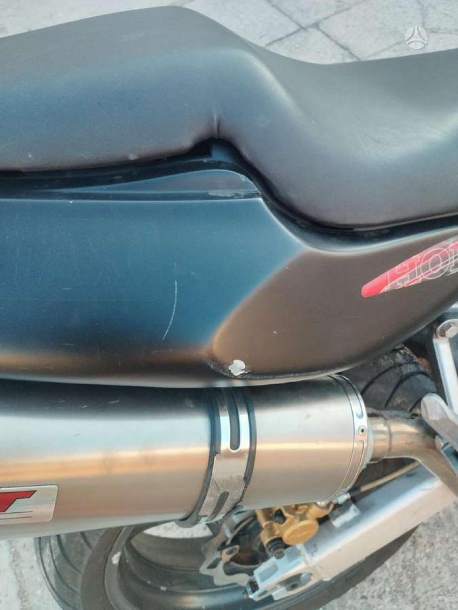 Black Honda VTR 1000 1999 in Kaunas, with an engine capacity of 1.00 L and mileage of 37 thousand km for 1400 €, photo 9 on AUTOMOTO.COM.LV