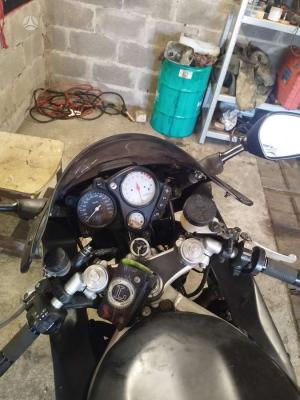 Black Honda VTR 1000 1999 in Kaunas, with an engine capacity of 1.00 L and mileage of 37 thousand km for 1400 €, photo 15 on AUTOMOTO.COM.LV