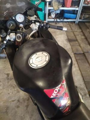 Black Honda VTR 1000 1999 in Kaunas, with an engine capacity of 1.00 L and mileage of 37 thousand km for 1400 €, photo 17 on AUTOMOTO.COM.LV