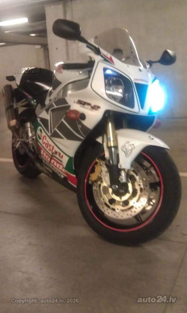 Balts Honda VTR 1000 2003 Tallina, ar dzinēja tilpumu 1.00 L un nobraukumu 17 tūkst. km par 8900 €, foto 2 vietnē AUTOMOTO.COM.LV