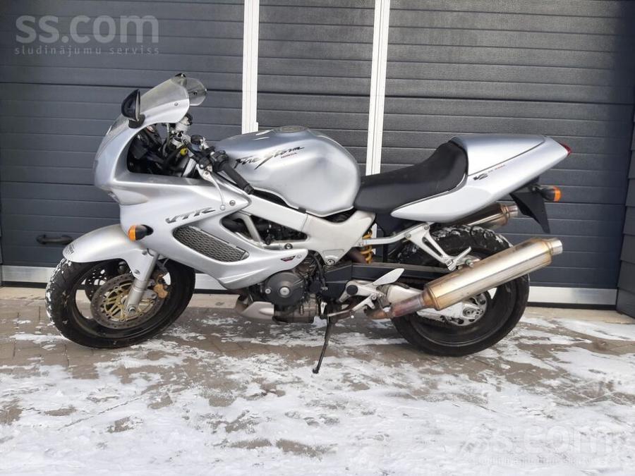 Honda VTR 1998 in Cesis, with an engine capacity of 1.00 L and mileage of 0 thousand km for 1850 €, photo 3 on AUTOMOTO.COM.LV