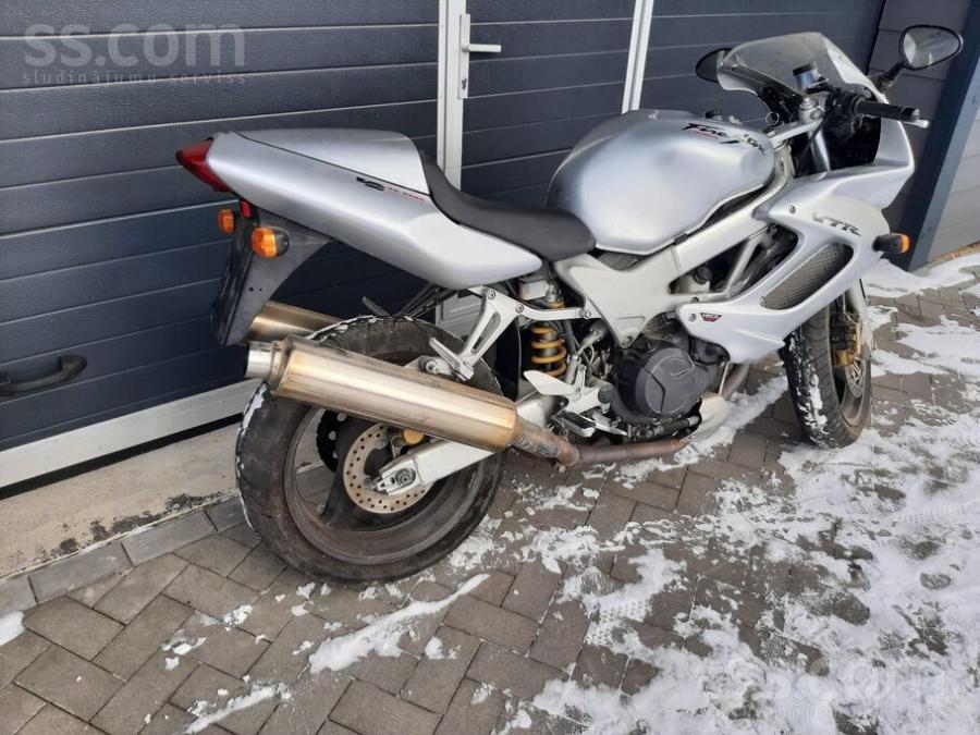 Honda VTR 1998 in Cesis, with an engine capacity of 1.00 L and mileage of 0 thousand km for 1850 €, photo 4 on AUTOMOTO.COM.LV