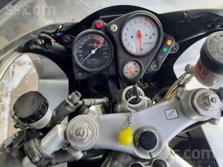 Honda VTR 1998 in Cesis, with an engine capacity of 1.00 L and mileage of 0 thousand km for 1850 €, photo 7 on AUTOMOTO.COM.LV