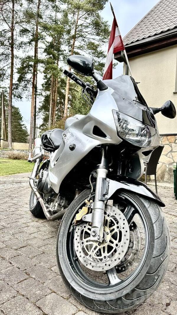 Хонда VTR 1999 в Рига, объемом двигателя 1.00 л и пробегом 0 тыс. км за 2750 €, фото 2 на AUTOMOTO.COM.LV