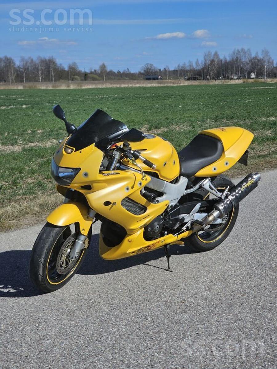 Honda VTR 2000 in Riga, with an engine capacity of 1.00 L and mileage of 0 thousand km for 1500 €, photo 3 on AUTOMOTO.COM.LV