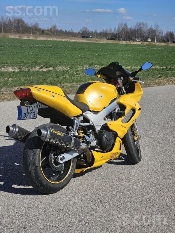 Honda VTR 2000 in Riga, with an engine capacity of 1.00 L and mileage of 0 thousand km for 1500 €, photo 4 on AUTOMOTO.COM.LV