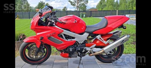 Хонда VTR 2001 в Рига, объемом двигателя 1.00 л и пробегом 0 тыс. км за 2650 €, фото 1 на AUTOMOTO.COM.LV