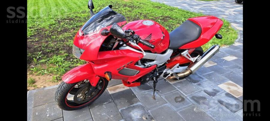 Хонда VTR 2001 в Рига, объемом двигателя 1.00 л и пробегом 0 тыс. км за 2650 €, фото 3 на AUTOMOTO.COM.LV