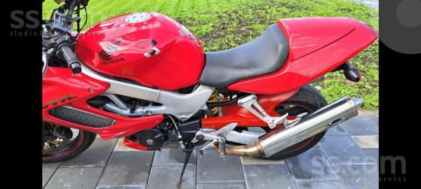 Хонда VTR 2001 в Рига, объемом двигателя 1.00 л и пробегом 0 тыс. км за 2650 €, фото 3 на AUTOMOTO.COM.LV