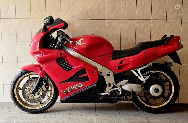 Sarkans Honda VTR 1996 Viļņa, ar dzinēja tilpumu 0.75 L un nobraukumu 58 tūkst. km par 1250 €, foto 1 vietnē AUTOMOTO.COM.LV