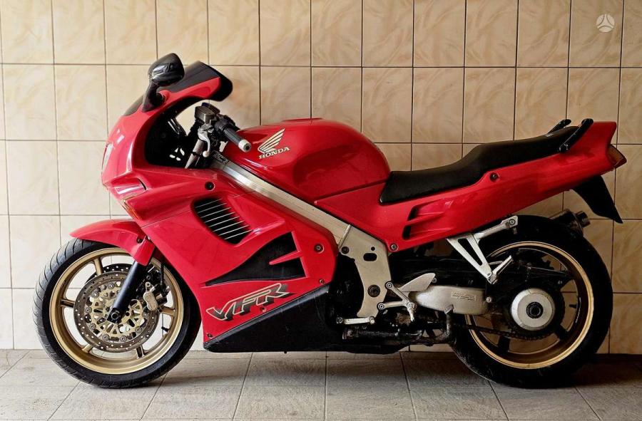 Sarkans Honda VTR 1996 Viļņa, ar dzinēja tilpumu 0.75 L un nobraukumu 58 tūkst. km par 1250 €, foto 1 vietnē AUTOMOTO.COM.LV