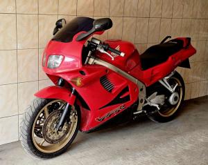 Sarkans Honda VTR 1996 Viļņa, ar dzinēja tilpumu 0.75 L un nobraukumu 58 tūkst. km par 1250 €, foto 3 vietnē AUTOMOTO.COM.LV
