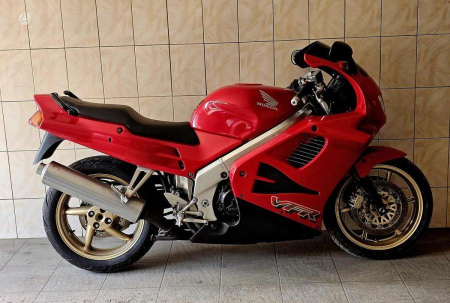 Sarkans Honda VTR 1996 Viļņa, ar dzinēja tilpumu 0.75 L un nobraukumu 58 tūkst. km par 1250 €, foto 4 vietnē AUTOMOTO.COM.LV