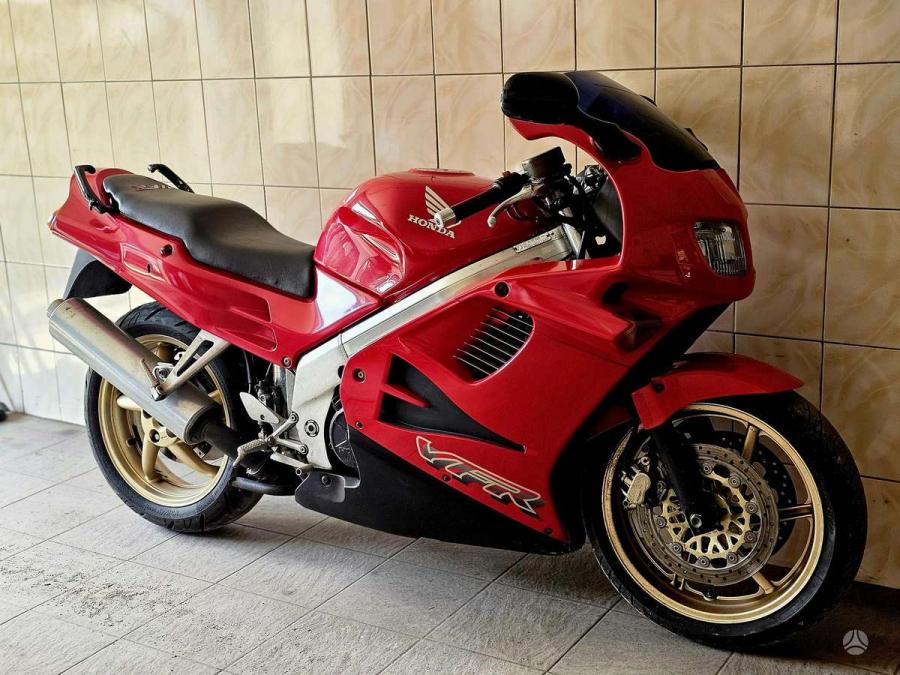 Sarkans Honda VTR 1996 Viļņa, ar dzinēja tilpumu 0.75 L un nobraukumu 58 tūkst. km par 1250 €, foto 5 vietnē AUTOMOTO.COM.LV