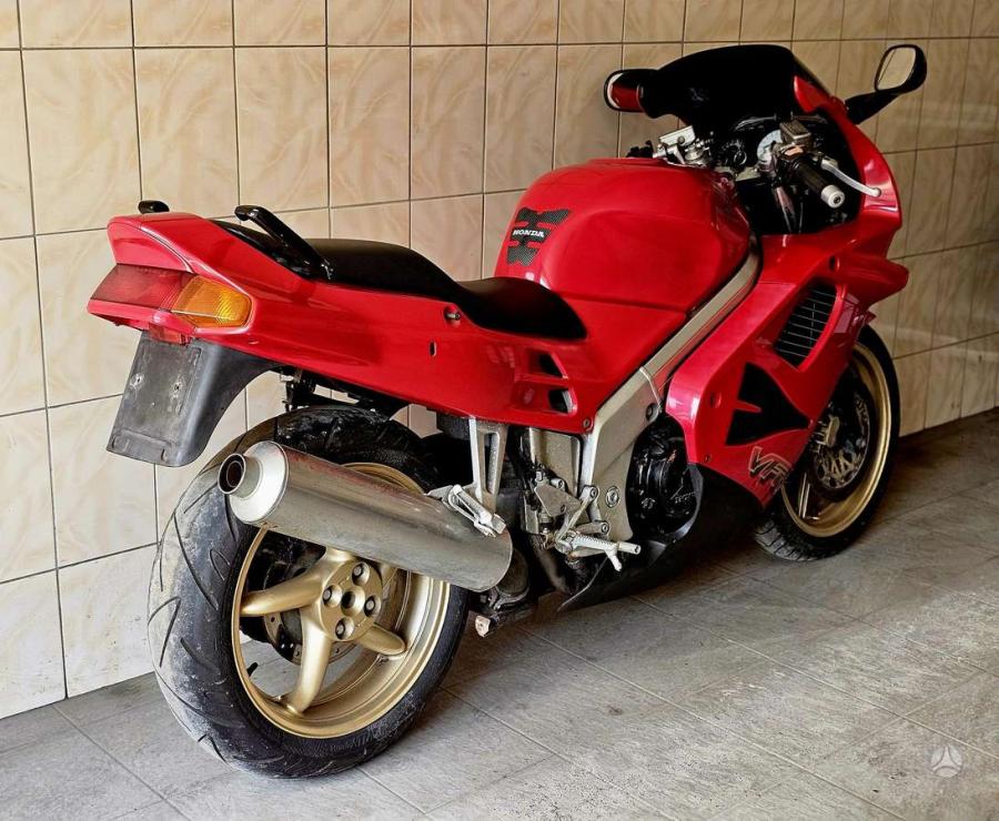 Sarkans Honda VTR 1996 Viļņa, ar dzinēja tilpumu 0.75 L un nobraukumu 58 tūkst. km par 1250 €, foto 6 vietnē AUTOMOTO.COM.LV