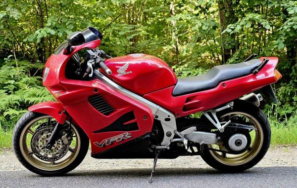 Sarkans Honda VTR 1996 Viļņa, ar dzinēja tilpumu 0.75 L un nobraukumu 58 tūkst. km par 1250 €, foto 9 vietnē AUTOMOTO.COM.LV