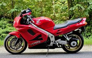 Sarkans Honda VTR 1996 Viļņa, ar dzinēja tilpumu 0.75 L un nobraukumu 58 tūkst. km par 1250 €, foto 10 vietnē AUTOMOTO.COM.LV