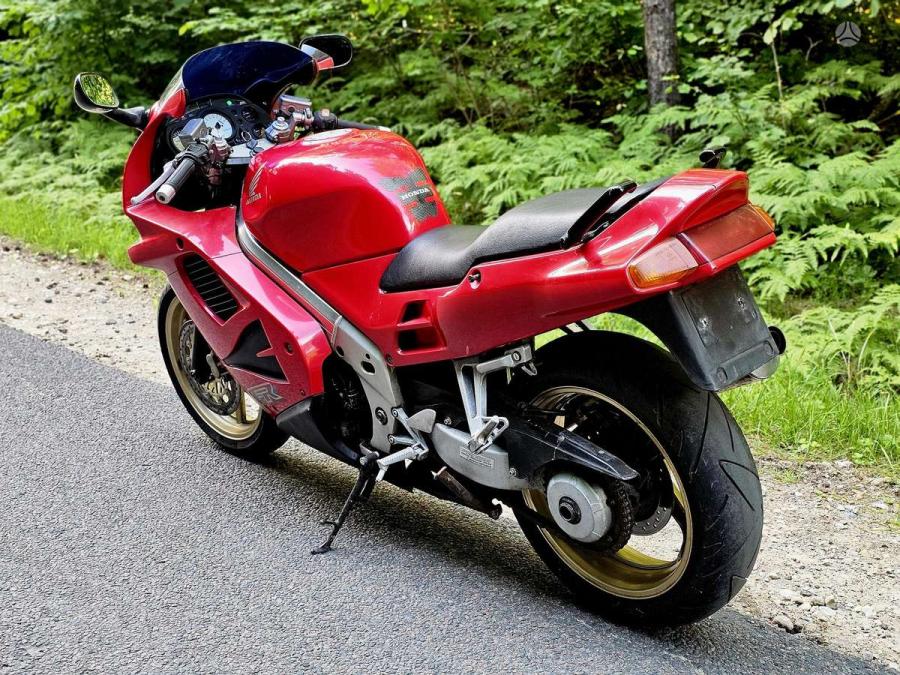 Sarkans Honda VTR 1996 Viļņa, ar dzinēja tilpumu 0.75 L un nobraukumu 58 tūkst. km par 1250 €, foto 12 vietnē AUTOMOTO.COM.LV