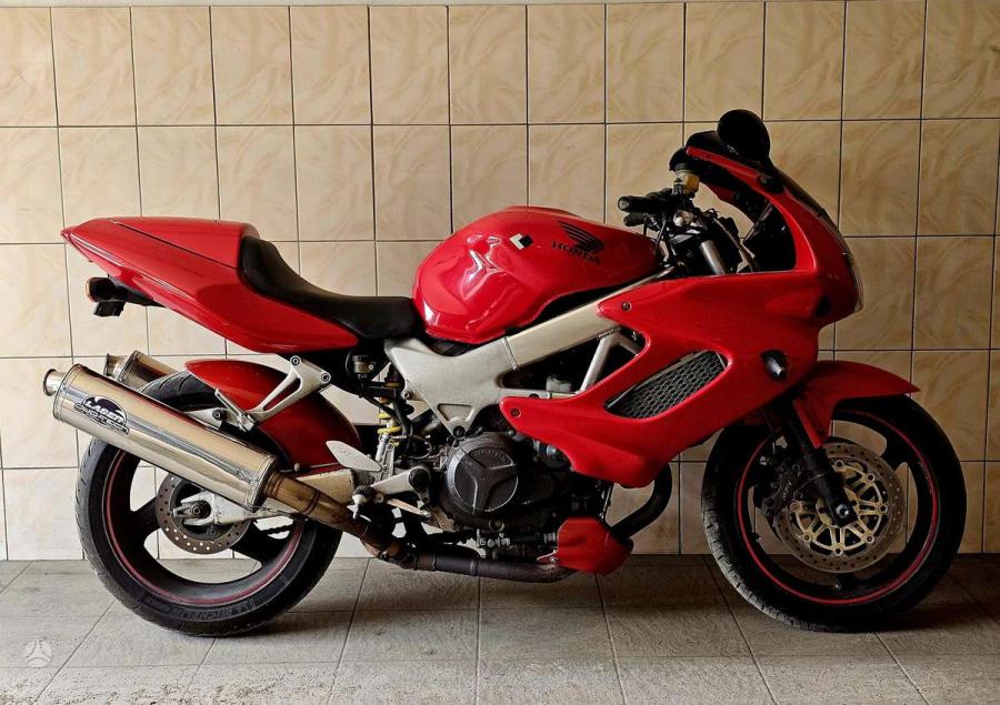 Sarkans Honda VTR 2001 Viļņa, ar dzinēja tilpumu 1.00 L un nobraukumu 56 tūkst. km par 1350 €, foto 3 vietnē AUTOMOTO.COM.LV
