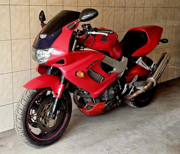 Sarkans Honda VTR 2001 Viļņa, ar dzinēja tilpumu 1.00 L un nobraukumu 56 tūkst. km par 1350 €, foto 3 vietnē AUTOMOTO.COM.LV