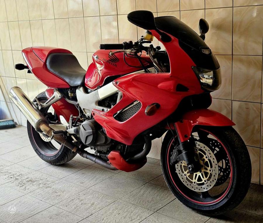 Sarkans Honda VTR 2001 Viļņa, ar dzinēja tilpumu 1.00 L un nobraukumu 56 tūkst. km par 1350 €, foto 5 vietnē AUTOMOTO.COM.LV