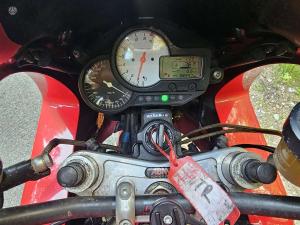 Sarkans Honda VTR 2001 Viļņa, ar dzinēja tilpumu 1.00 L un nobraukumu 56 tūkst. km par 1350 €, foto 8 vietnē AUTOMOTO.COM.LV