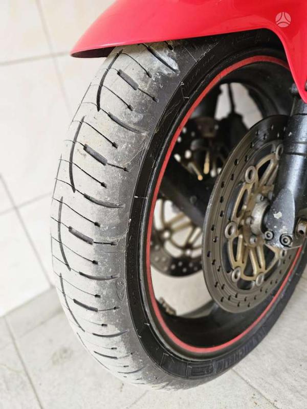 Sarkans Honda VTR 2001 Viļņa, ar dzinēja tilpumu 1.00 L un nobraukumu 56 tūkst. km par 1350 €, foto 9 vietnē AUTOMOTO.COM.LV