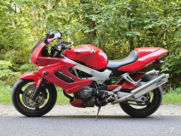 Sarkans Honda VTR 2001 Viļņa, ar dzinēja tilpumu 1.00 L un nobraukumu 56 tūkst. km par 1350 €, foto 10 vietnē AUTOMOTO.COM.LV