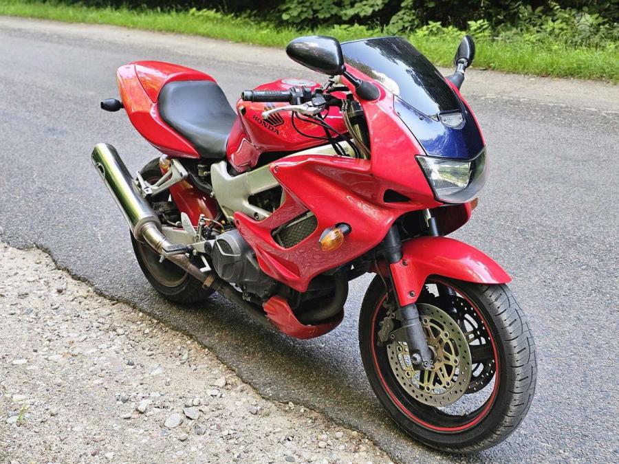 Sarkans Honda VTR 2001 Viļņa, ar dzinēja tilpumu 1.00 L un nobraukumu 56 tūkst. km par 1350 €, foto 12 vietnē AUTOMOTO.COM.LV