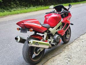 Sarkans Honda VTR 2001 Viļņa, ar dzinēja tilpumu 1.00 L un nobraukumu 56 tūkst. km par 1350 €, foto 13 vietnē AUTOMOTO.COM.LV