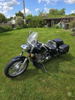 Melns Honda VTX 2004 Viļņa, ar dzinēja tilpumu 1.30 L un nobraukumu 30 tūkst. km par 4200 €, foto  vietnē AUTOMOTO.COM.LV