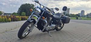 Melns Honda VTX 2005 Viļņa, ar dzinēja tilpumu 1.31 L un nobraukumu 29 tūkst. km par 5200 €, foto  vietnē AUTOMOTO.COM.LV