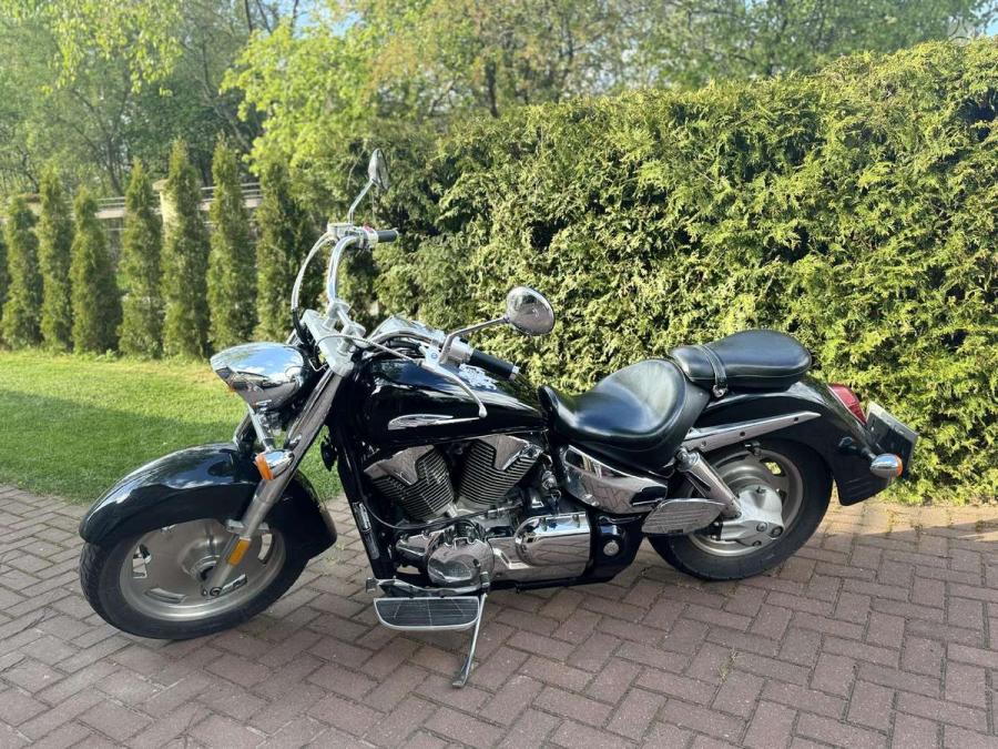 Black Honda VTX 2009 in Vilnius, with an engine capacity of 1.31 L and mileage of 8 thousand km for 6200 €, photo 1 on AUTOMOTO.COM.LV