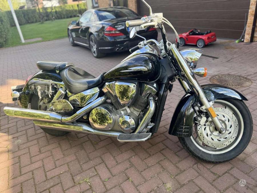 Black Honda VTX 2009 in Vilnius, with an engine capacity of 1.31 L and mileage of 8 thousand km for 6200 €, photo 3 on AUTOMOTO.COM.LV