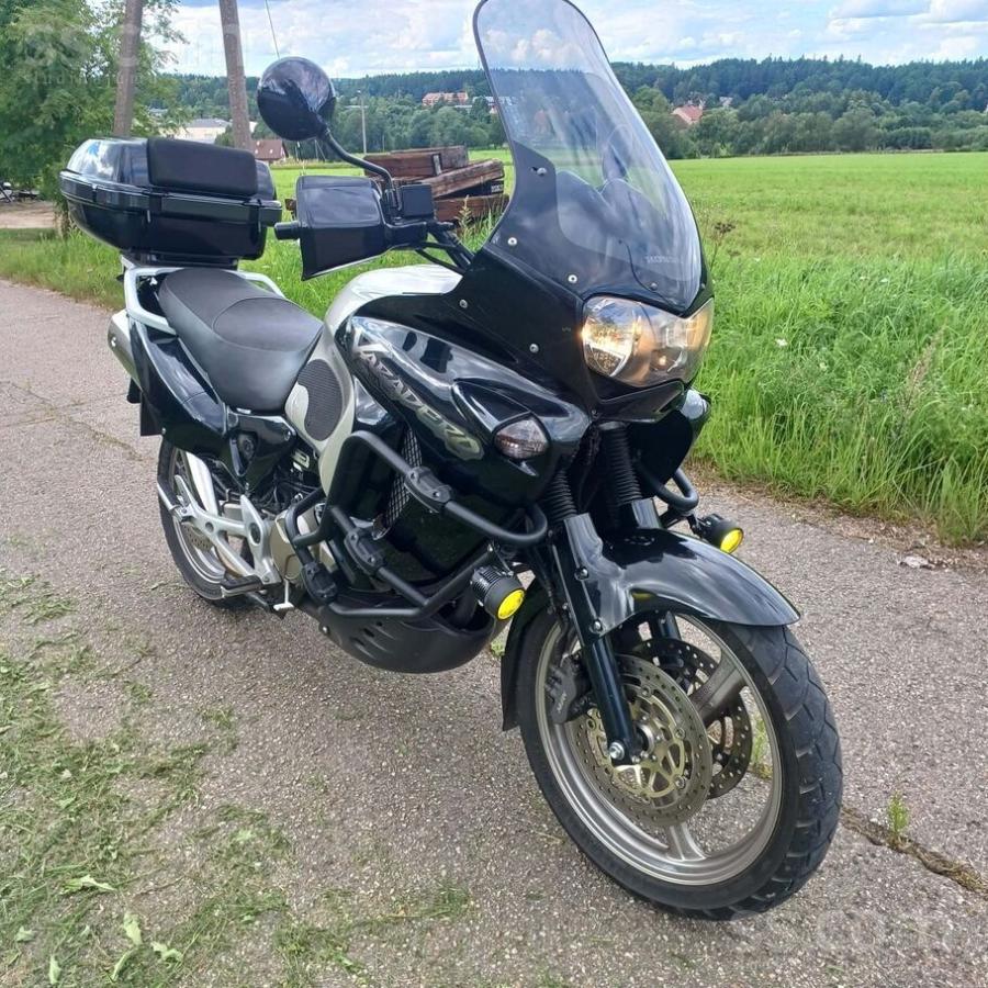 Honda XL 1000V 2000 Tukums, ar dzinēja tilpumu 1.00 L un nobraukumu 0 tūkst. km par 2550 €, foto 1 vietnē AUTOMOTO.COM.LV
