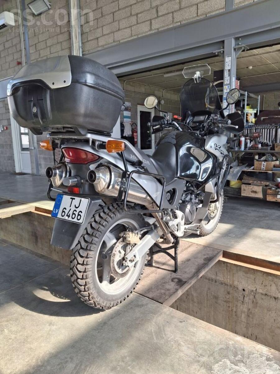 Honda XL 1000V 2003 Ogre, ar dzinēja tilpumu 1.00 L un nobraukumu 0 tūkst. km par 3300 €, foto 5 vietnē AUTOMOTO.COM.LV