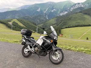 Black Honda XL 1999 in Vilnius, with an engine capacity of 1.00 L and mileage of 680 thousand km for 2000 €, photo  on AUTOMOTO.COM.LV