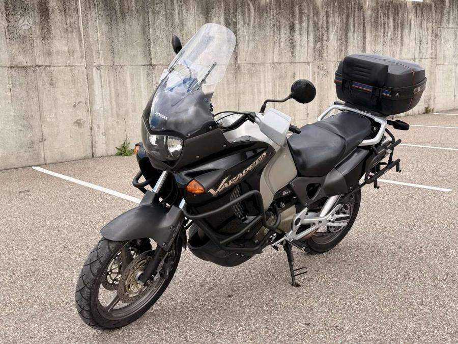 Black Honda XL 1999 in Vilnius, with an engine capacity of 1.00 L and mileage of 680 thousand km for 2000 €, photo 7 on AUTOMOTO.COM.LV