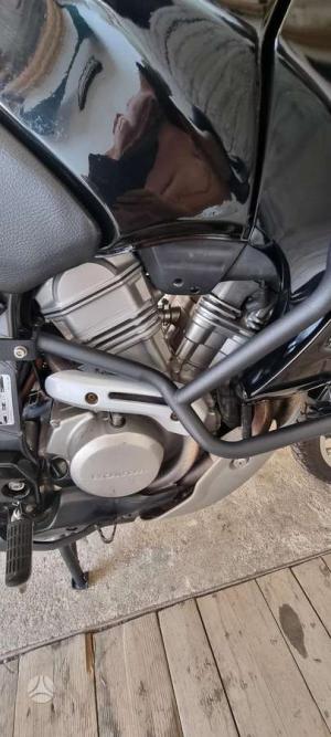 Black Honda XL 2002 in Mazeikiai, with an engine capacity of 0.65 L and mileage of 46 thousand km for 3100 €, photo 27 on AUTOMOTO.COM.LV