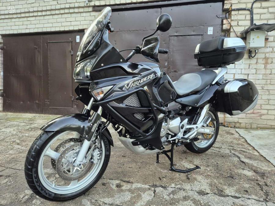 Black Honda XL 2010 in Alytus, with an engine capacity of 1.00 L and mileage of 44 thousand km for 4980 €, photo 1 on AUTOMOTO.COM.LV