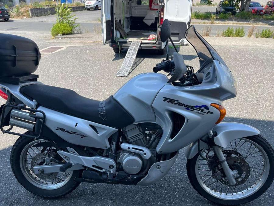 Pelēks Honda XL 2003 Panevēža, ar dzinēja tilpumu 0.65 L un nobraukumu 52 tūkst. km par 2100 €, foto 1 vietnē AUTOMOTO.COM.LV
