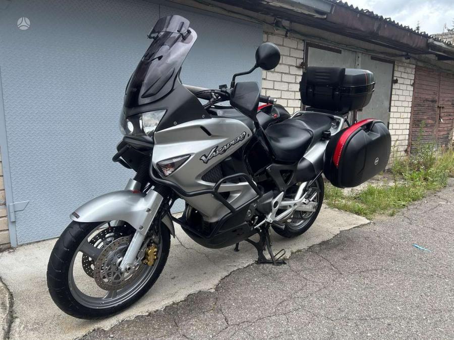 Grey Honda XL 2004 in Birstonas, with an engine capacity of 1.00 L and mileage of 49 thousand km for 3850 €, photo 3 on AUTOMOTO.COM.LV
