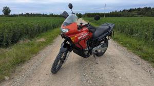Sarkans Honda XL 2000 Šauļi, ar dzinēja tilpumu 0.65 L un nobraukumu 55 tūkst. km par 2350 €, foto  vietnē AUTOMOTO.COM.LV